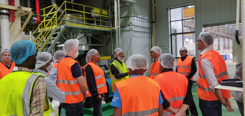 Senior management of Unilever come to the factory to guide the work ...